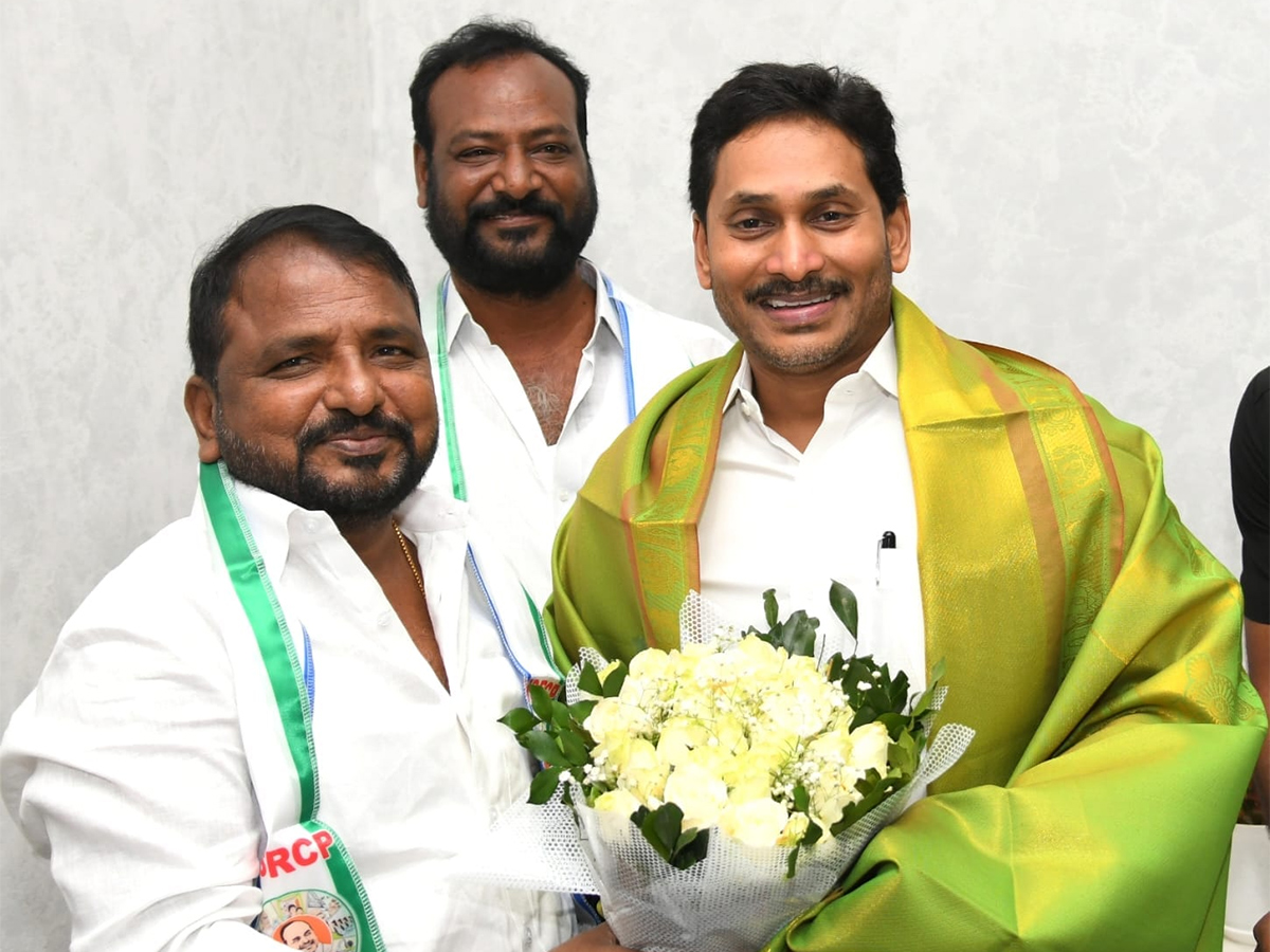 వైఎస్‌ జగన్‌ సమక్షంలో వైఎస్సార్‌సీపీలోకి మాజీ మంత్రి శైలజానాథ్‌ (ఫొటోలు) | Congress Leader ...